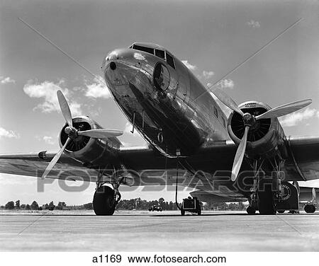 1940S Domestic Passenger Airplane Dual Propeller Landing Gear 3 4 View ...